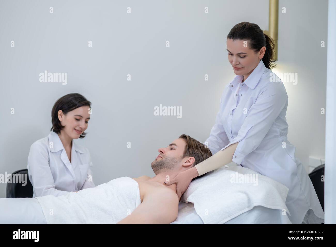 Spa man female hi-res stock photography and images - Alamy