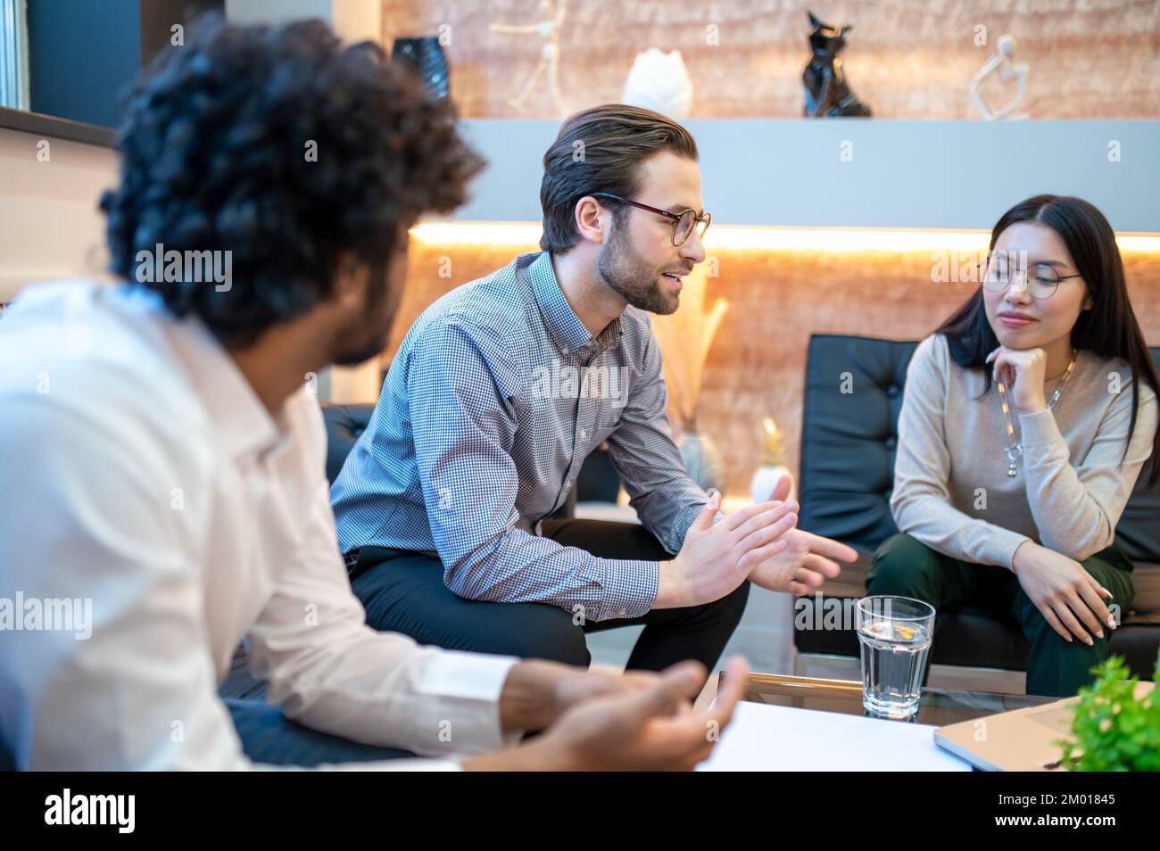 Group around office table hi-res stock photography and images - Alamy
