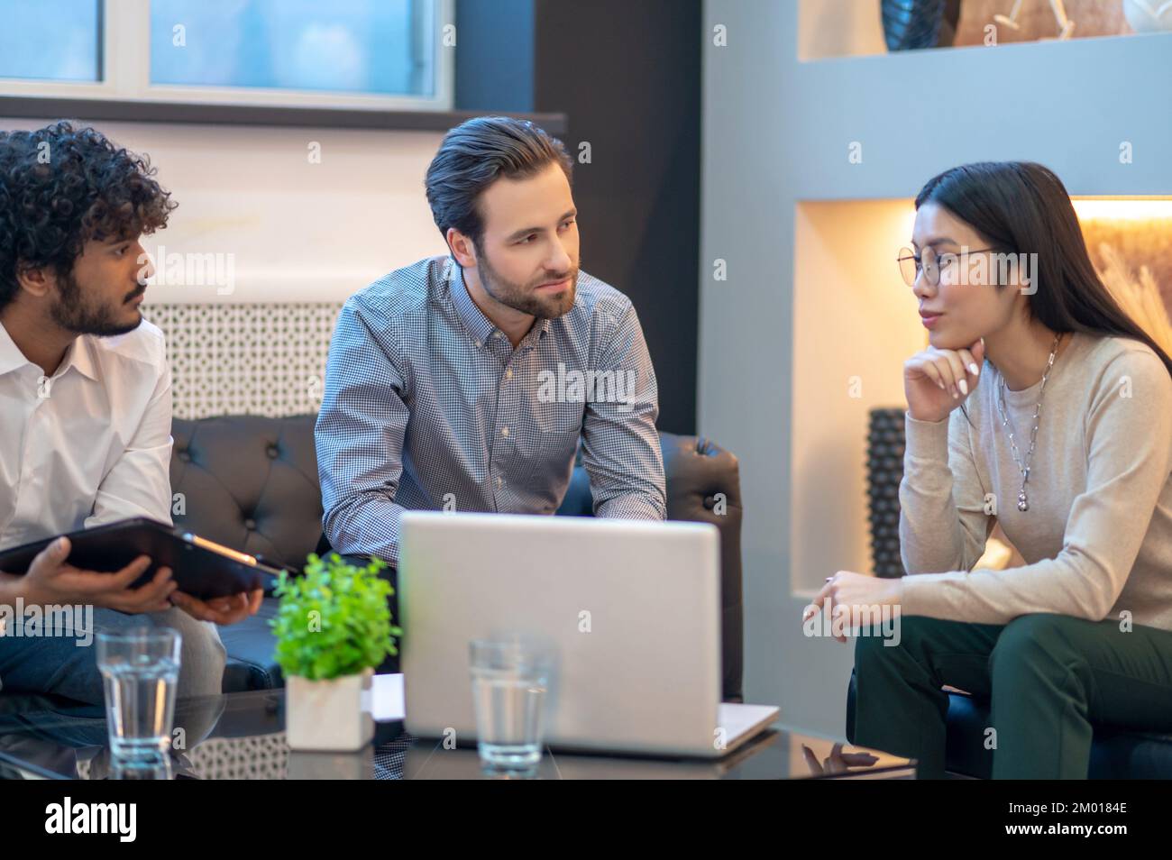 Female boss male employee hi-res stock photography and images - Alamy