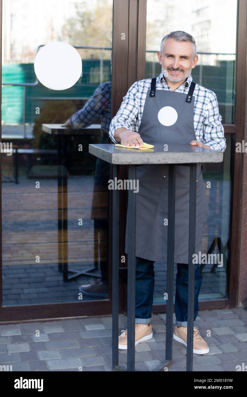 Person cleaning tables hi-res stock photography and images - Alamy