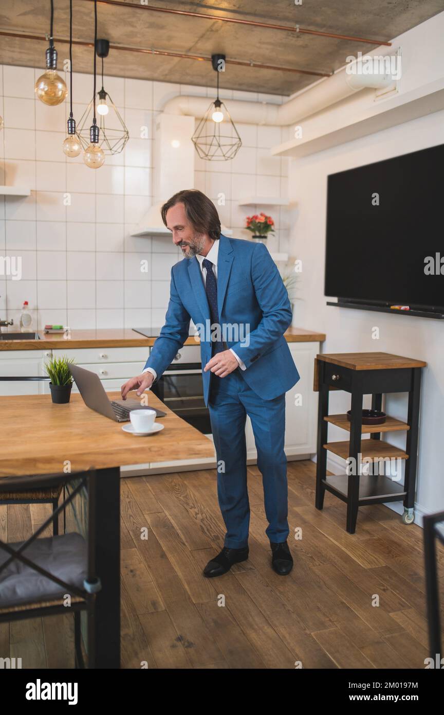 Presentation man suit hi-res stock photography and images - Alamy