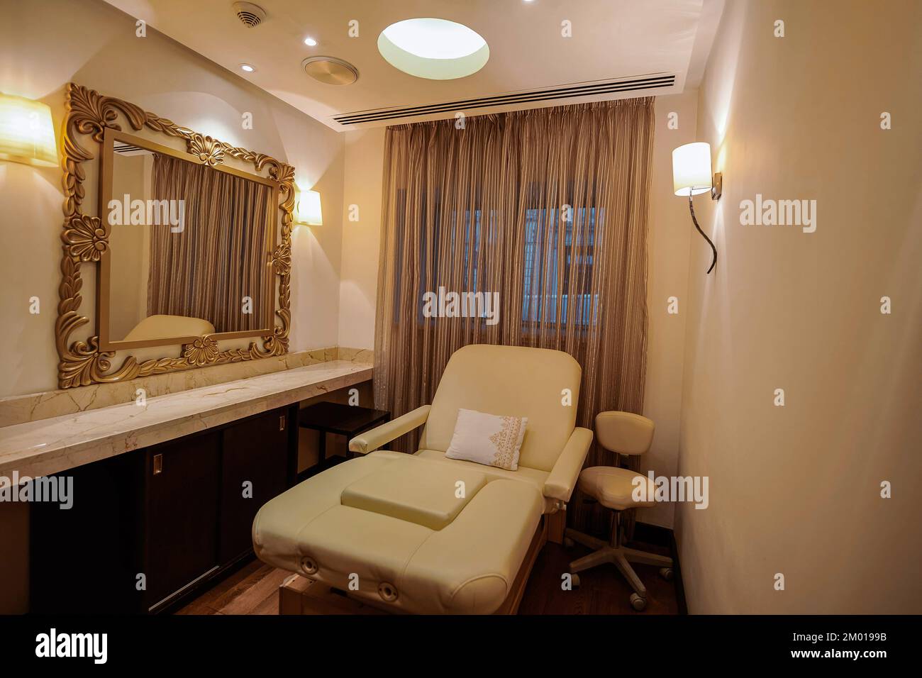 Salon room hi-res stock photography and images - Alamy