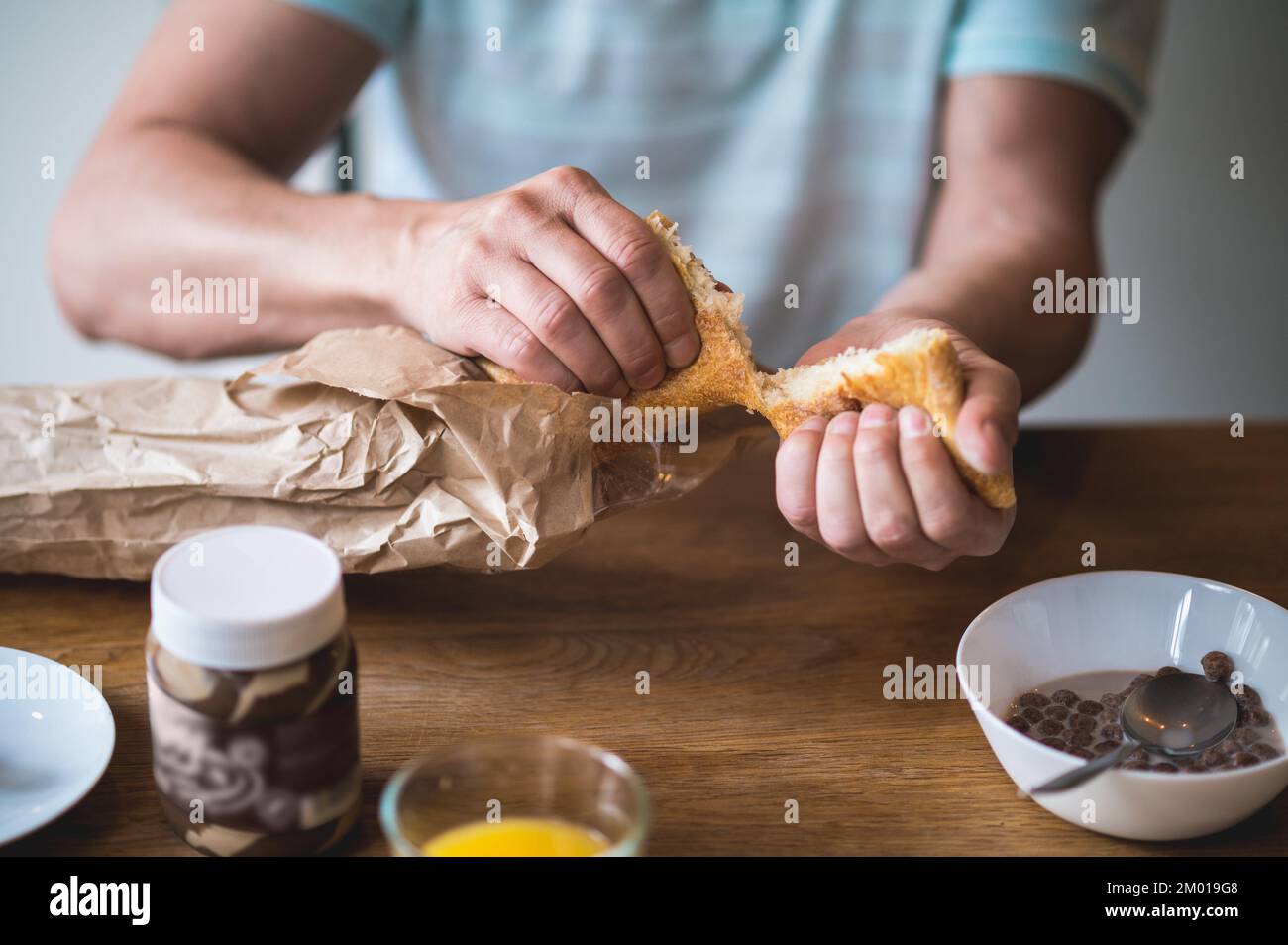 Breaking bread hi-res stock photography and images - Alamy