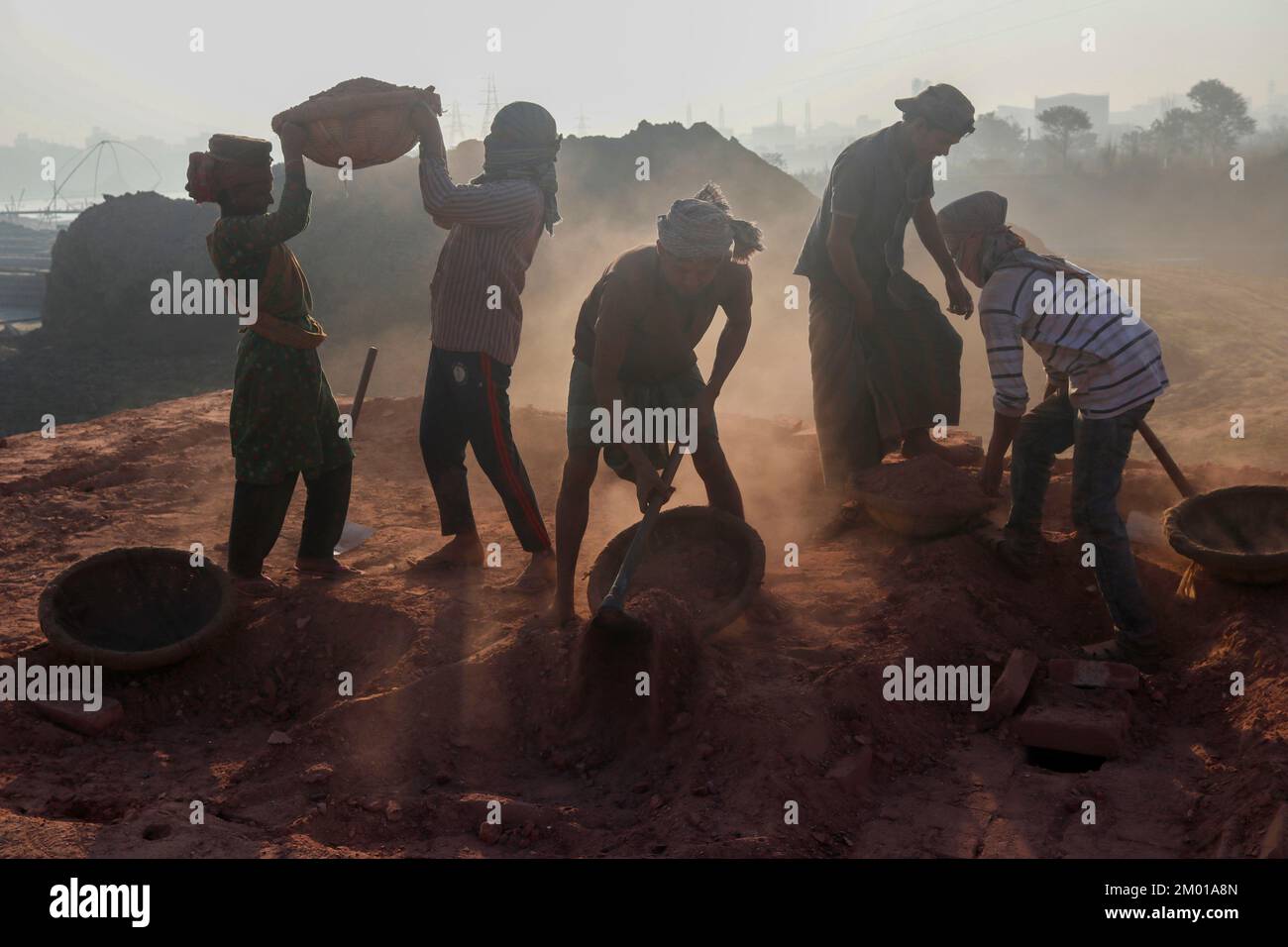 Dhaka, Dhaka, Bangladesh. 3rd Dec, 2022. Seasonal Migrant workers work ...
