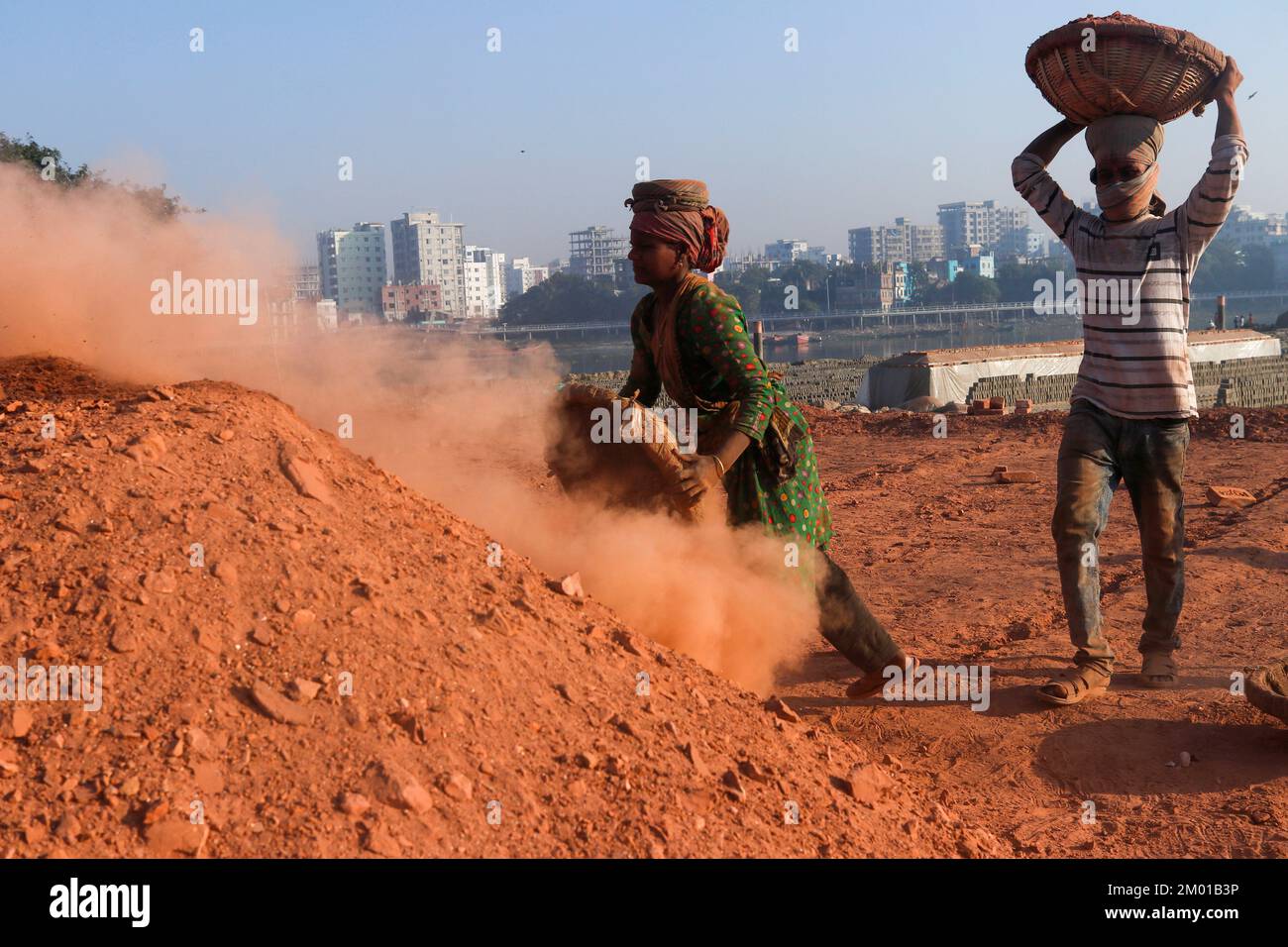 Dhaka, Dhaka, Bangladesh. 3rd Dec, 2022. Seasonal Migrant workers work ...