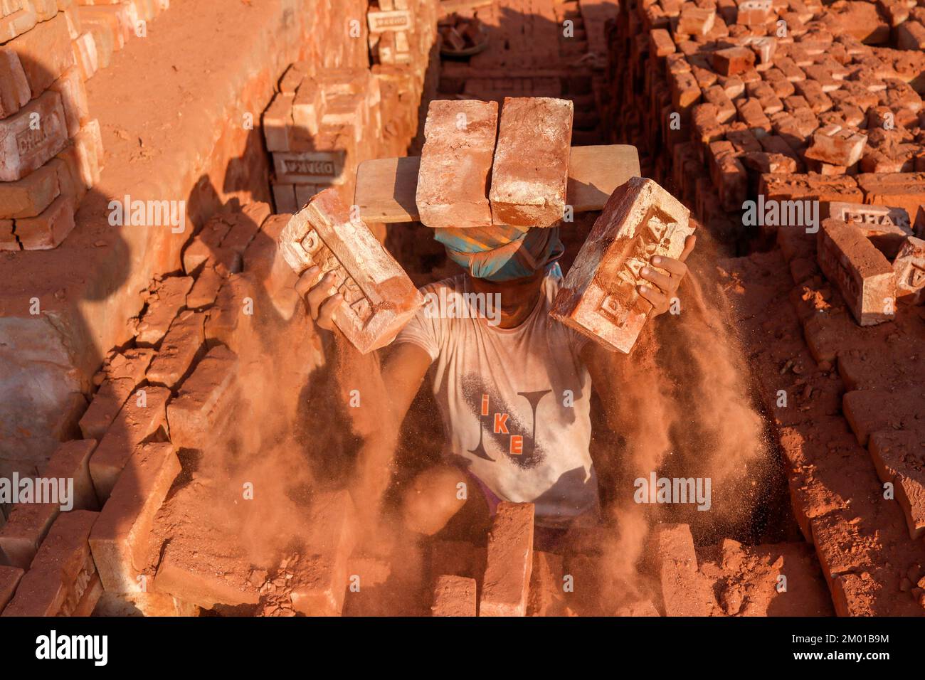 Dhaka, Dhaka, Bangladesh. 3rd Dec, 2022. Seasonal Migrant workers work ...