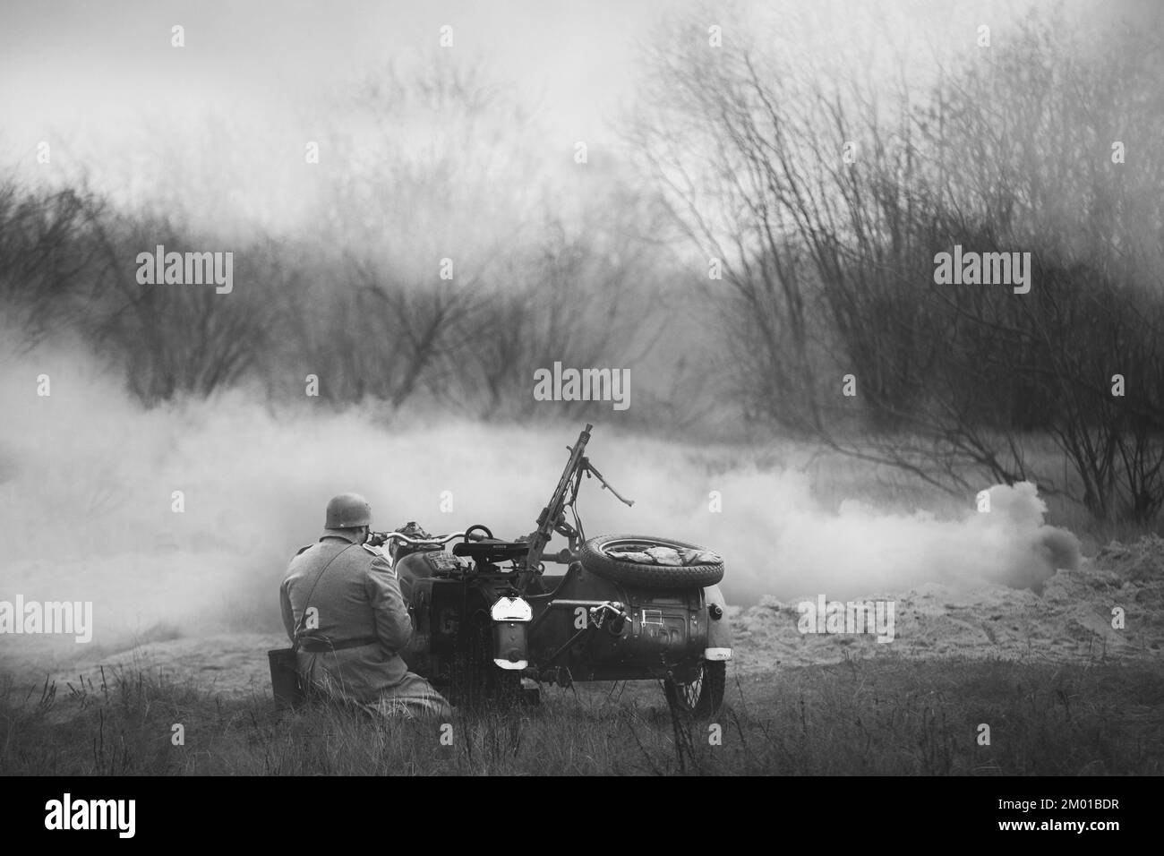 Sitting holding weapon army soldier hi-res stock photography and images ...