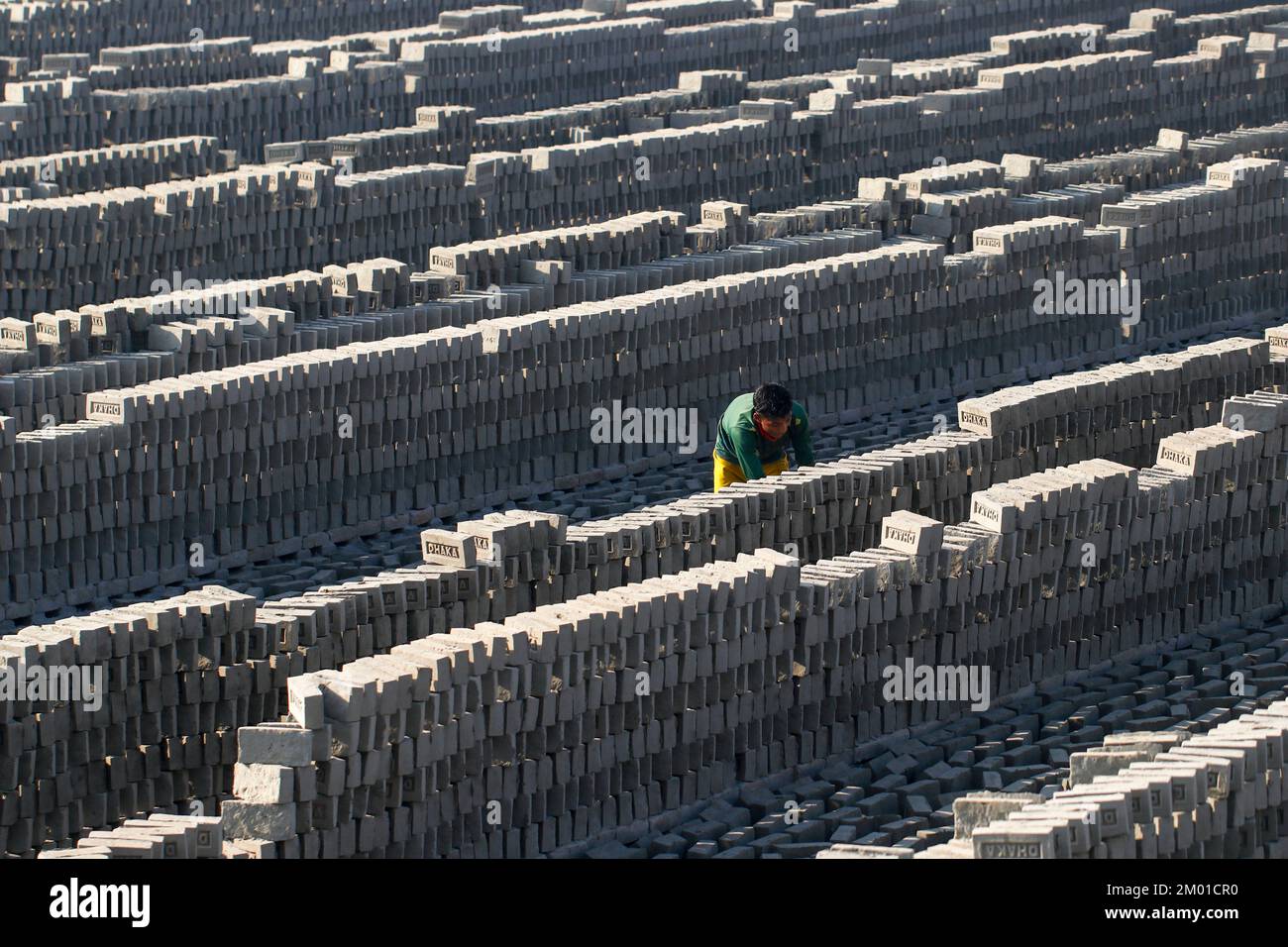 Dhaka, Dhaka, Bangladesh. 3rd Dec, 2022. Seasonal Migrant workers work ...