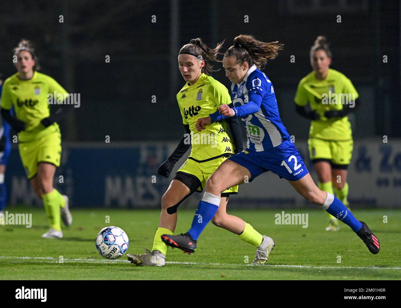 Perrine Balant (9) of Charleroi pictured in a duel with Jasmien Mathys ...