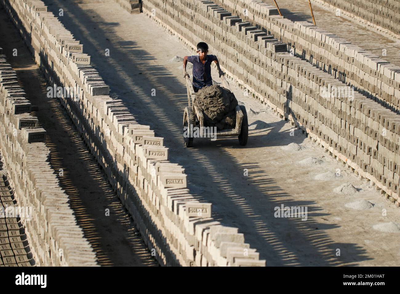 Dhaka, Dhaka, Bangladesh. 3rd Dec, 2022. Seasonal Migrant workers work ...