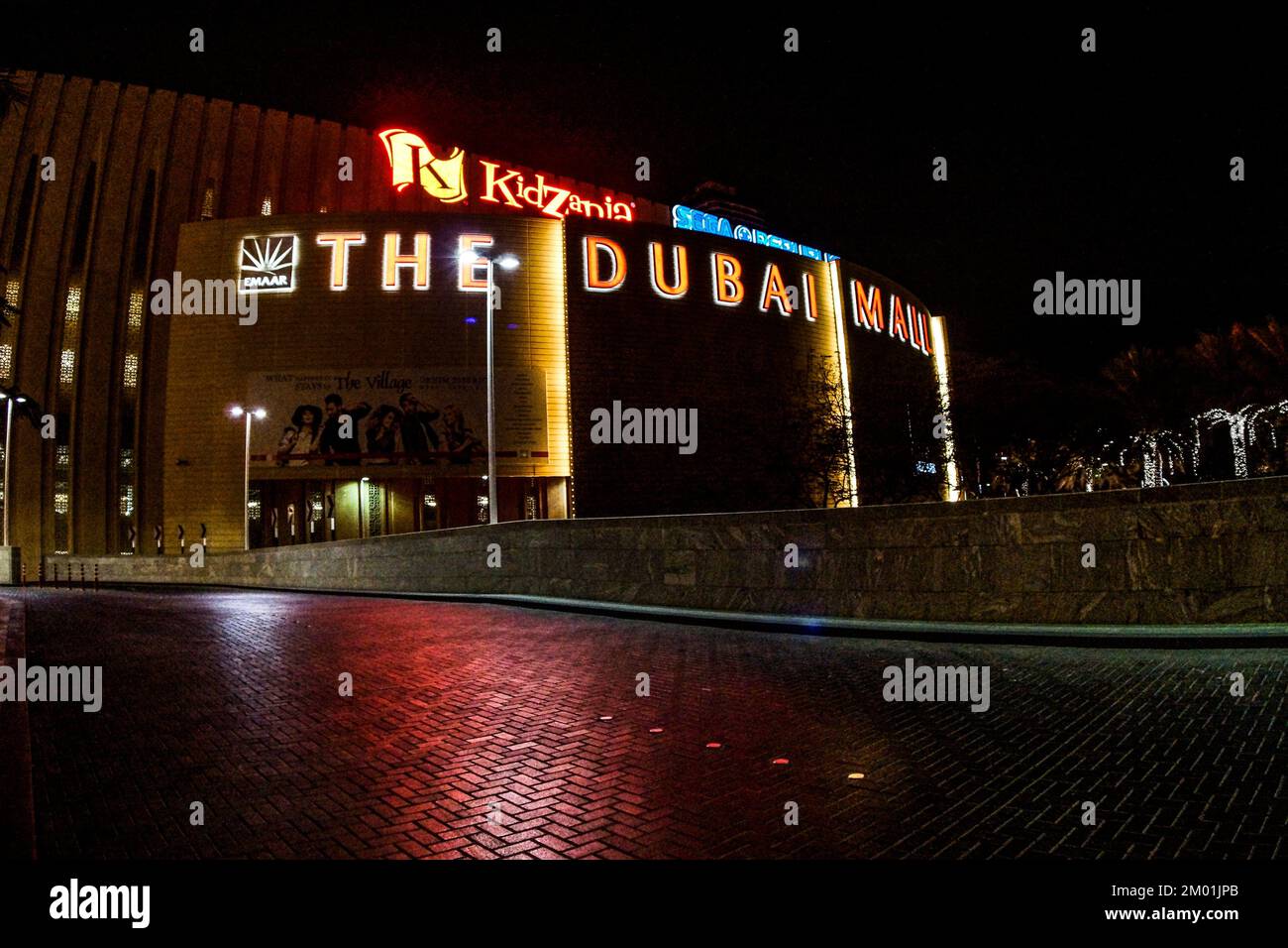 Dubai Mall Outside View Night