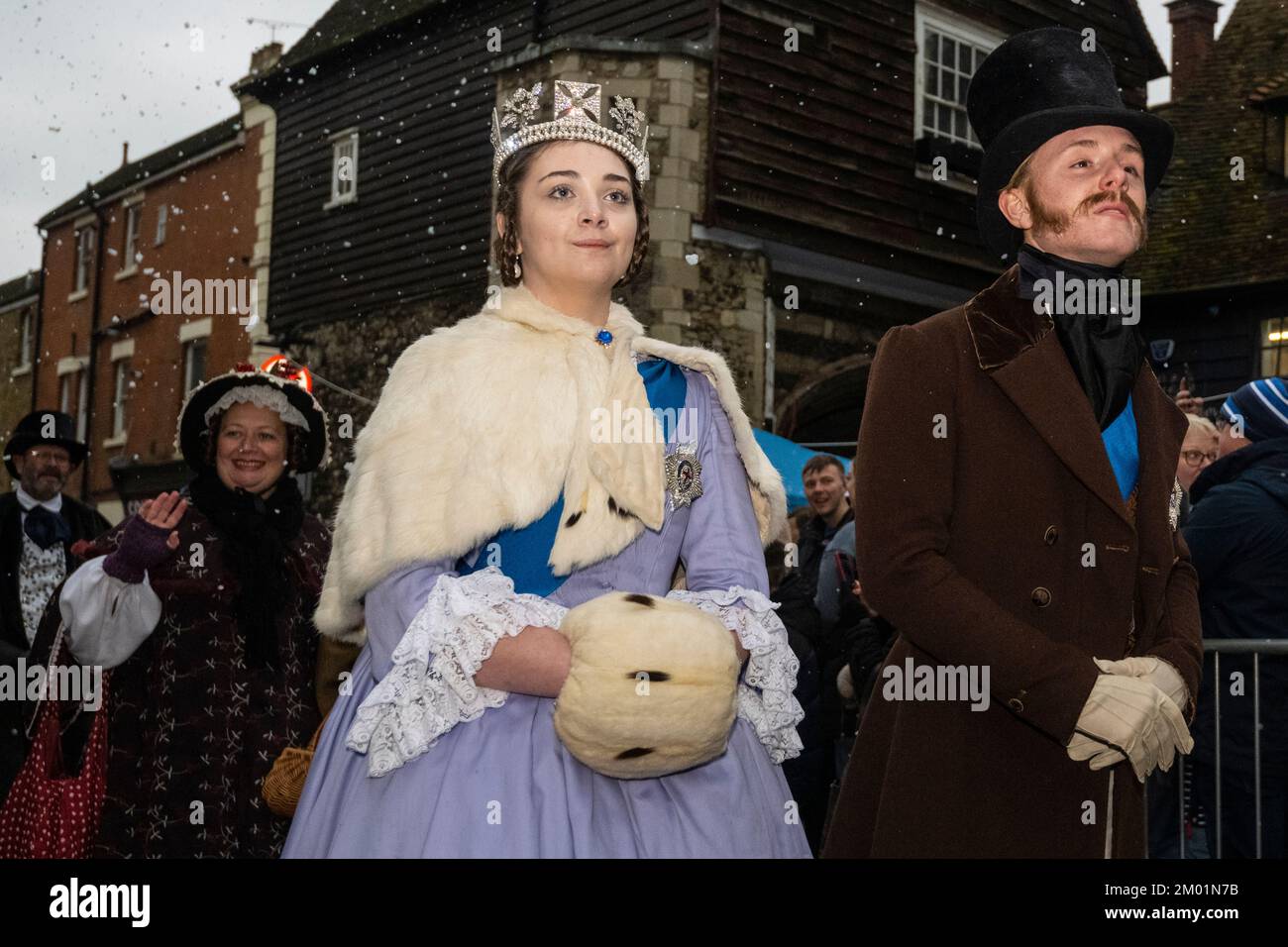 Rochester, UK. 3 December 2022. Costumed participants, as a young Queen ...