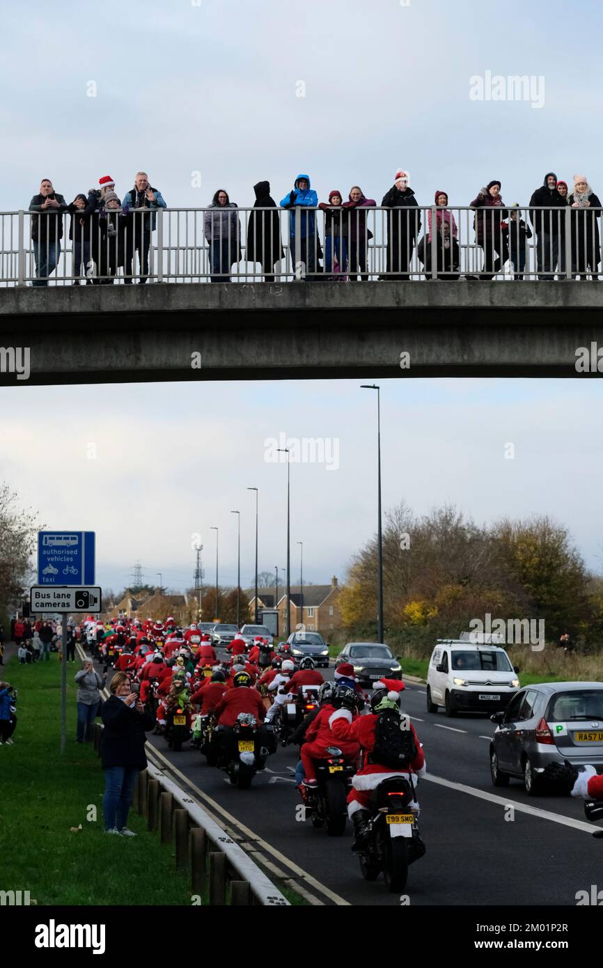 Bristol, UK. 3rd Dec, 2022. Lots of spectators. Santa's on a Bike is an ...