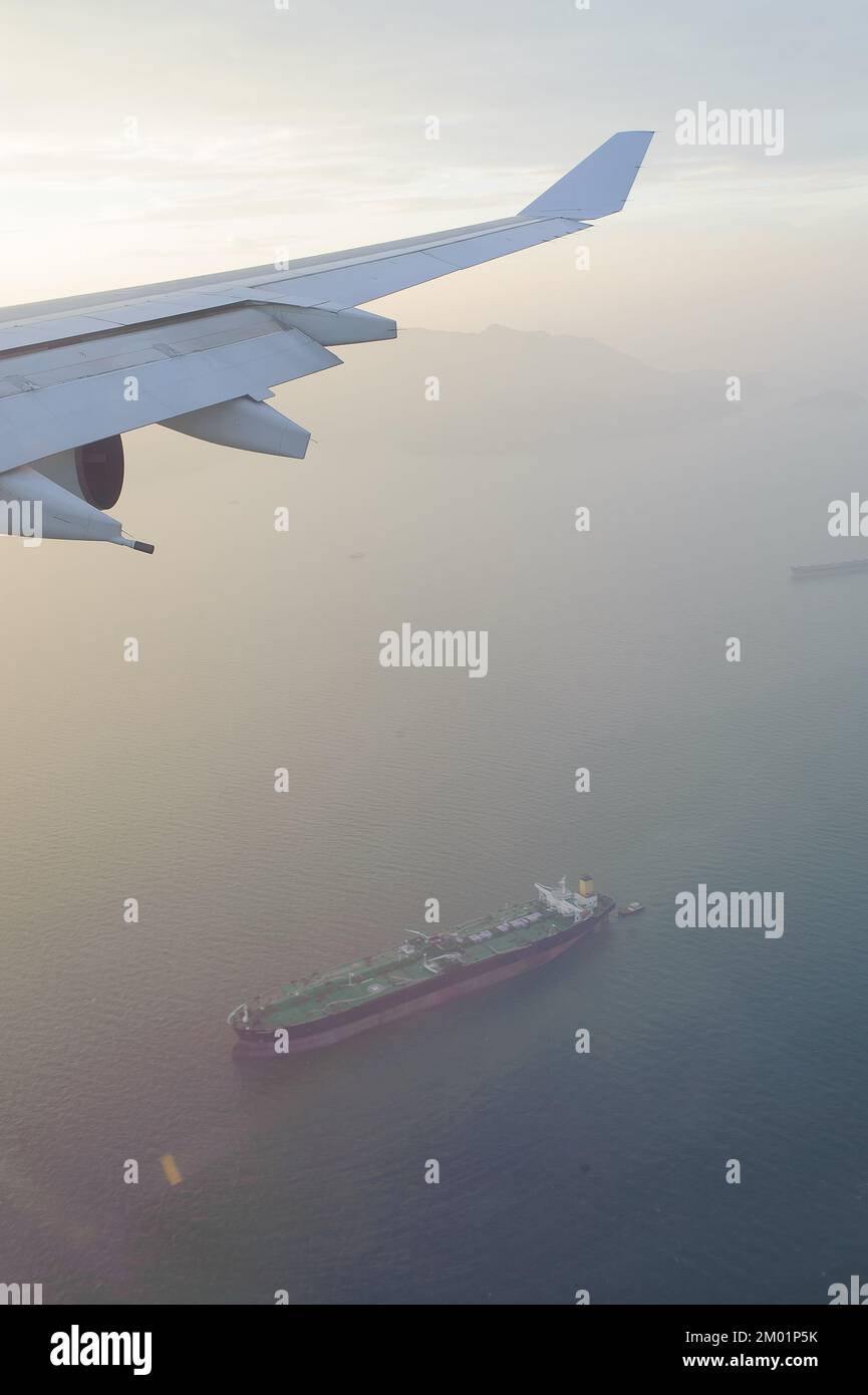 Landing hong kong wing hi-res stock photography and images - Alamy