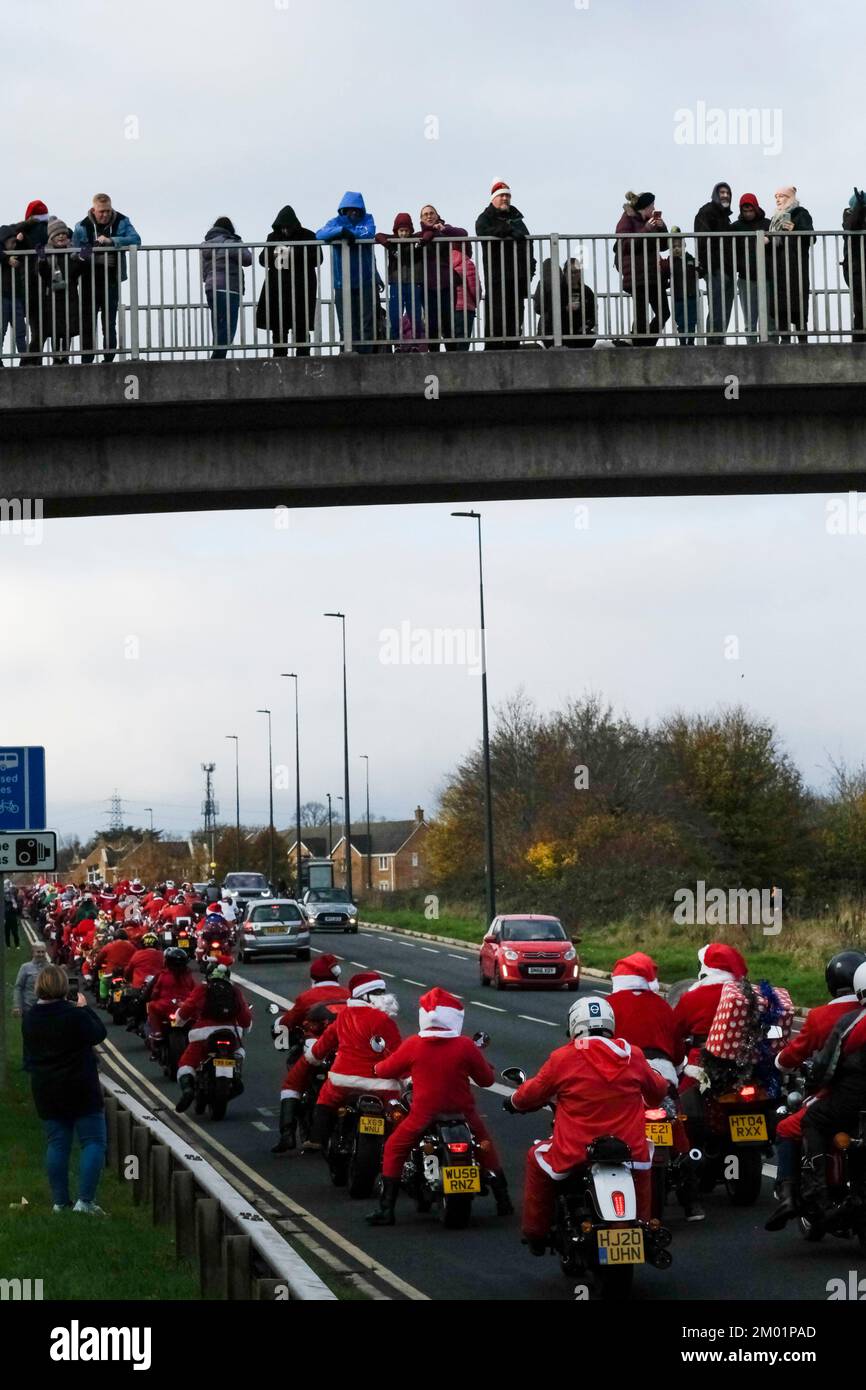 Bristol, UK. 3rd Dec, 2022. Lots of spectators. Santa's on a Bike is an ...