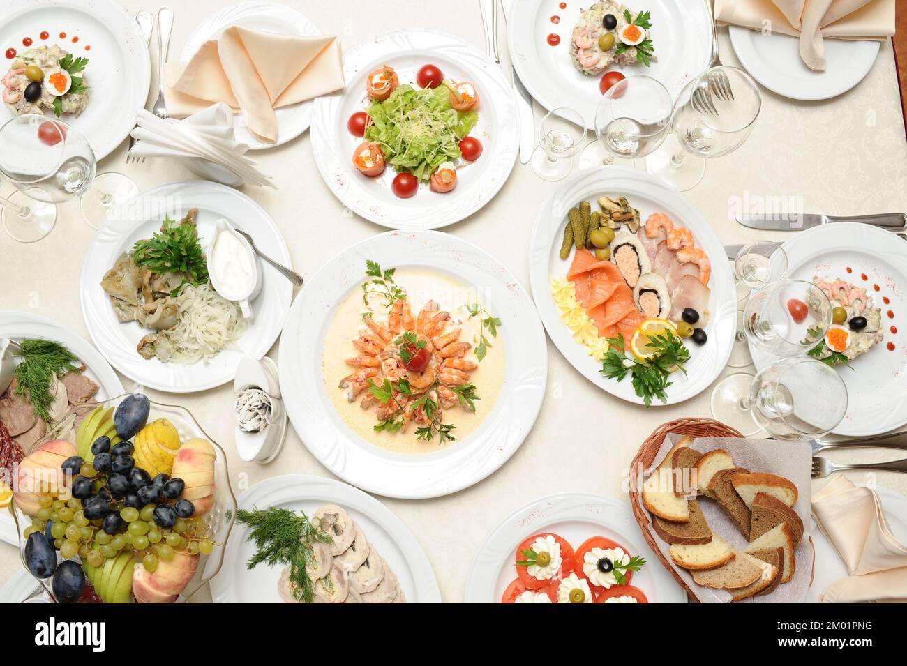 close up shot of table with food in restaurant Stock Photo - Alamy