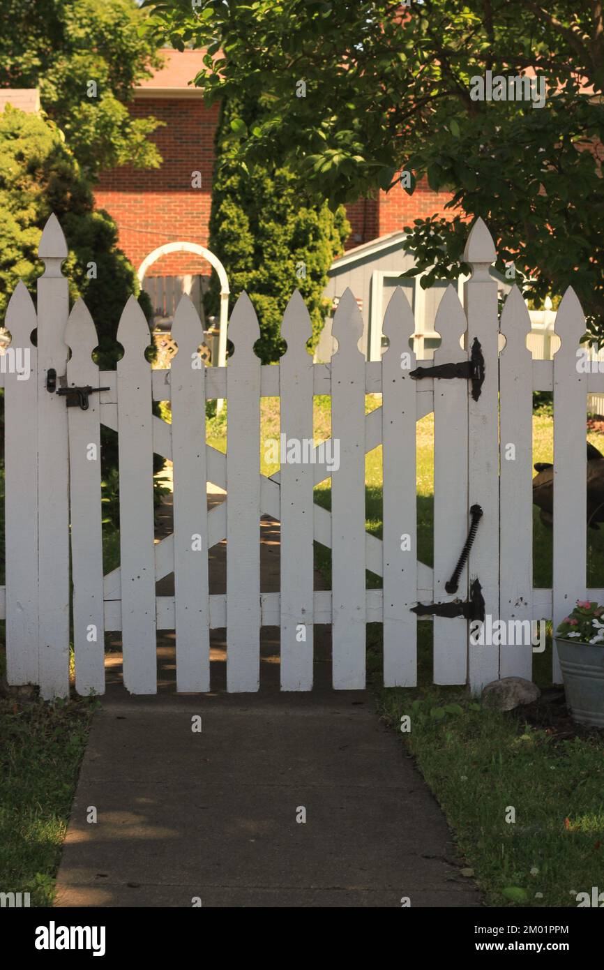 A traditional wooden picket fence Stock Photo - Alamy