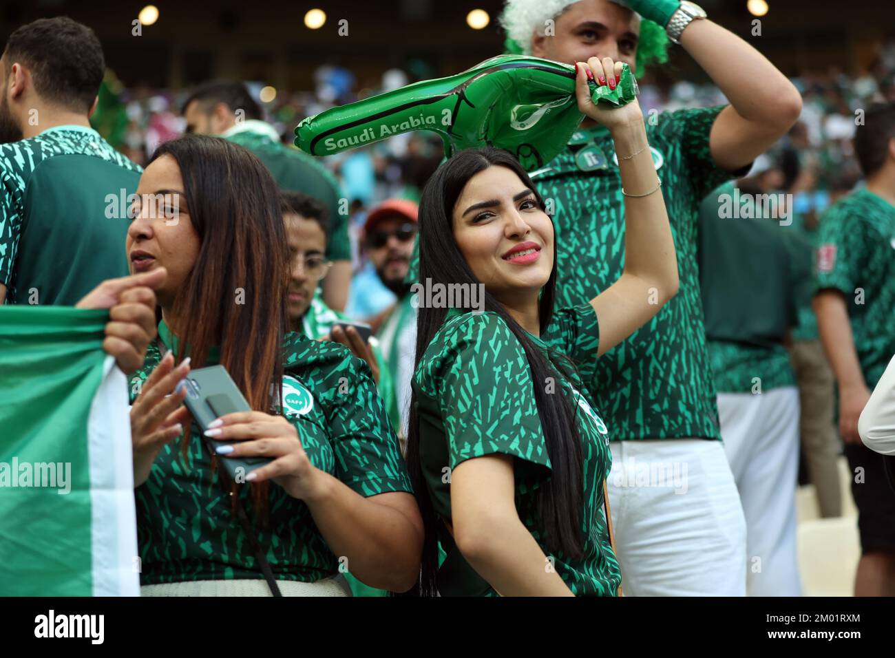 Saudi arabian football fans saudi hi-res stock photography and images ...
