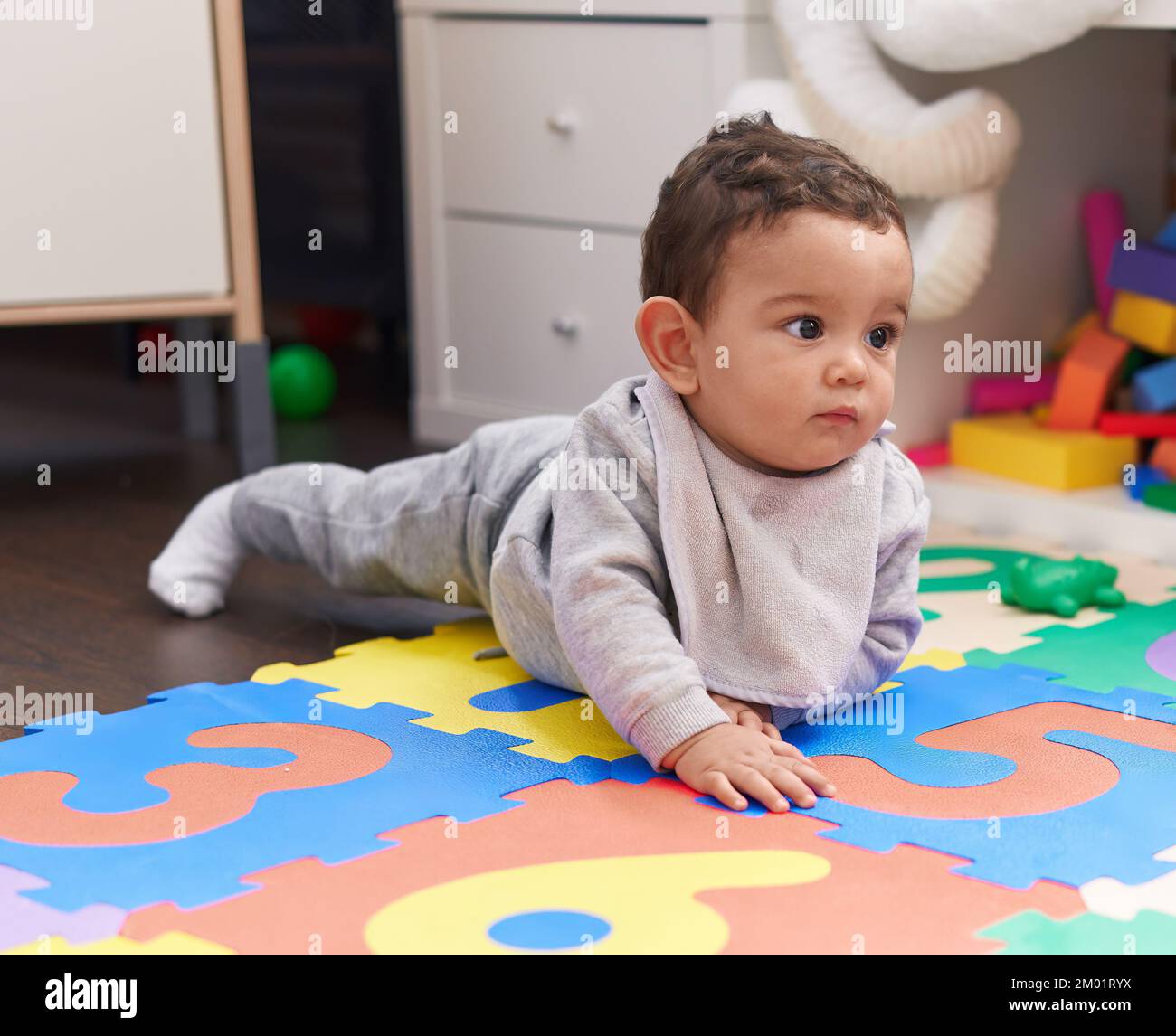 Infant crawling school hi-res stock photography and images - Alamy