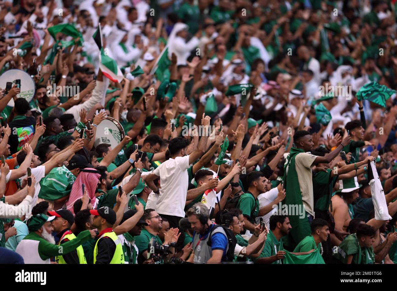Saudi arabian football fans saudi hi-res stock photography and images ...