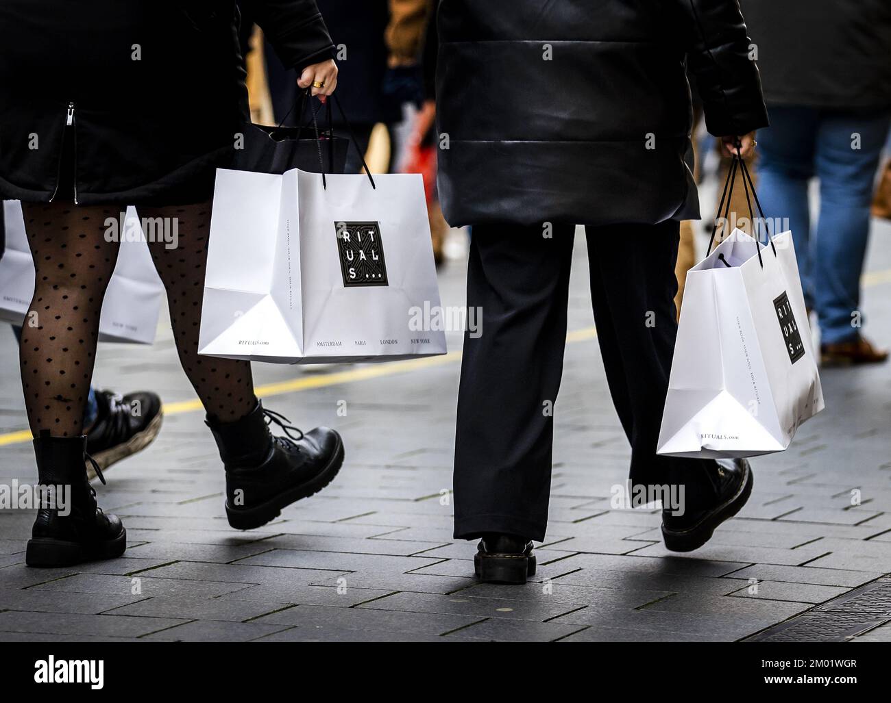 Breda, Netherlands. 03rd Dec, 2022. BREDA - Shoppers in the center of ...
