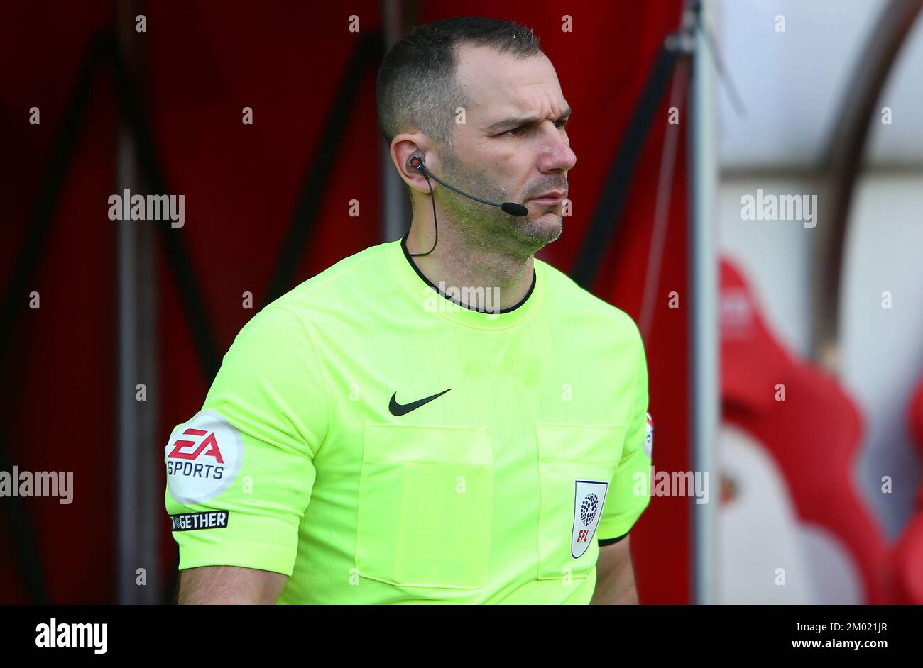 Tim robinson referee hi-res stock photography and images - Alamy