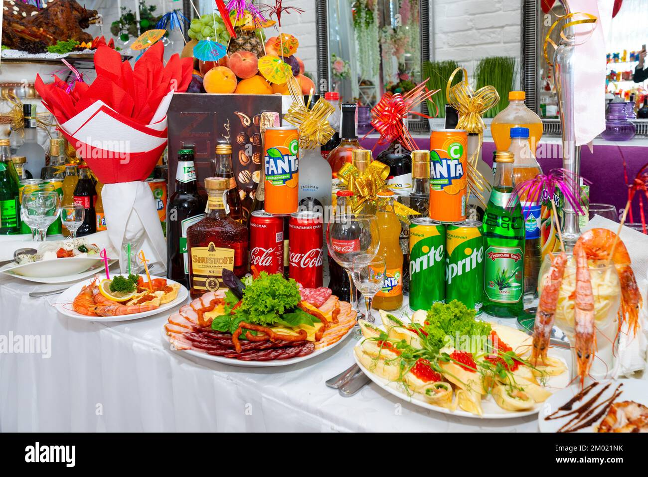 Many alcoholic and non-alcoholic drinks on the festive table. A variety ...