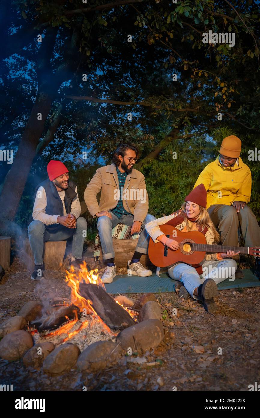 Friends around bonfire hi-res stock photography and images - Alamy