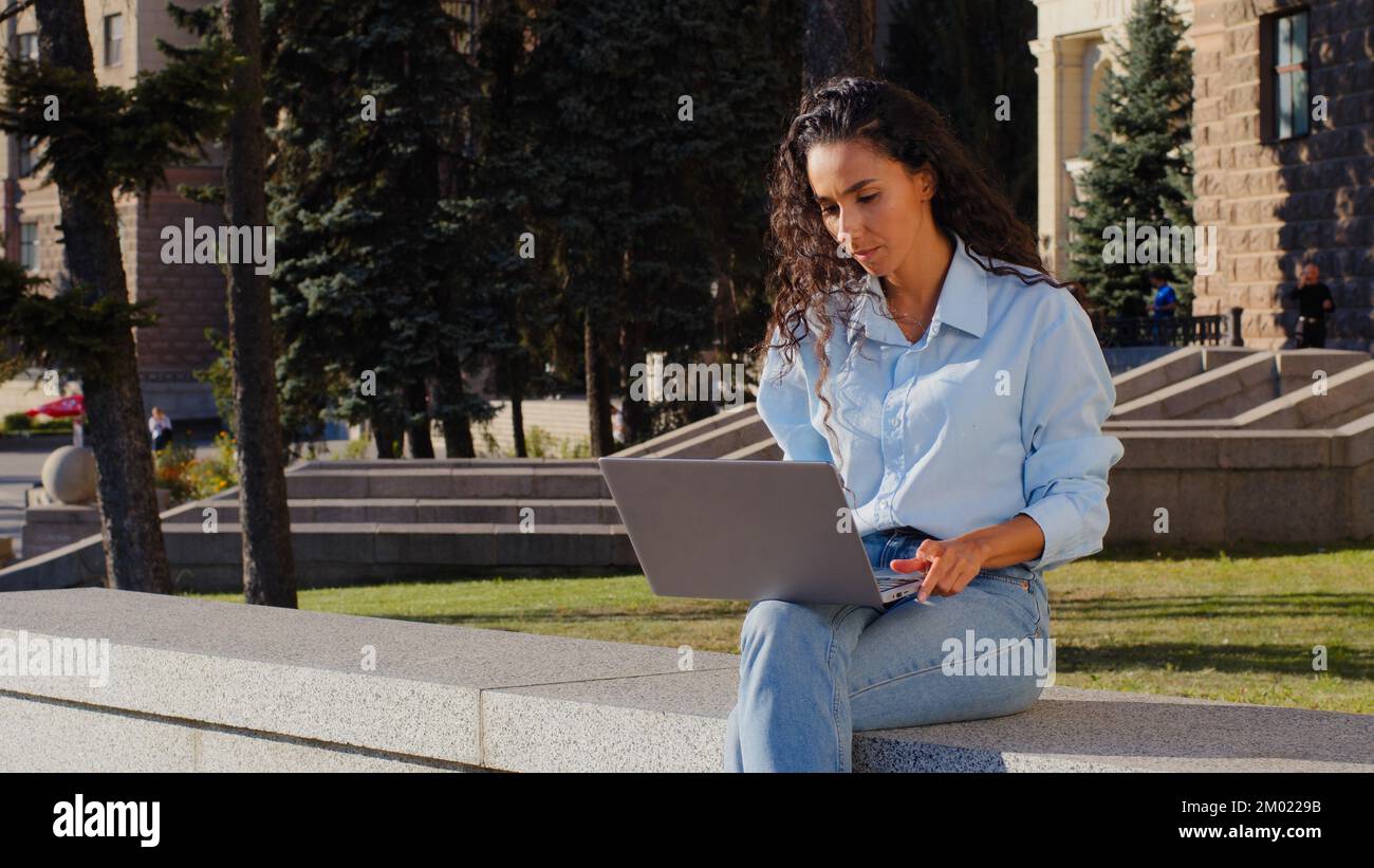 Project manager in web online hi-res stock photography and images - Alamy