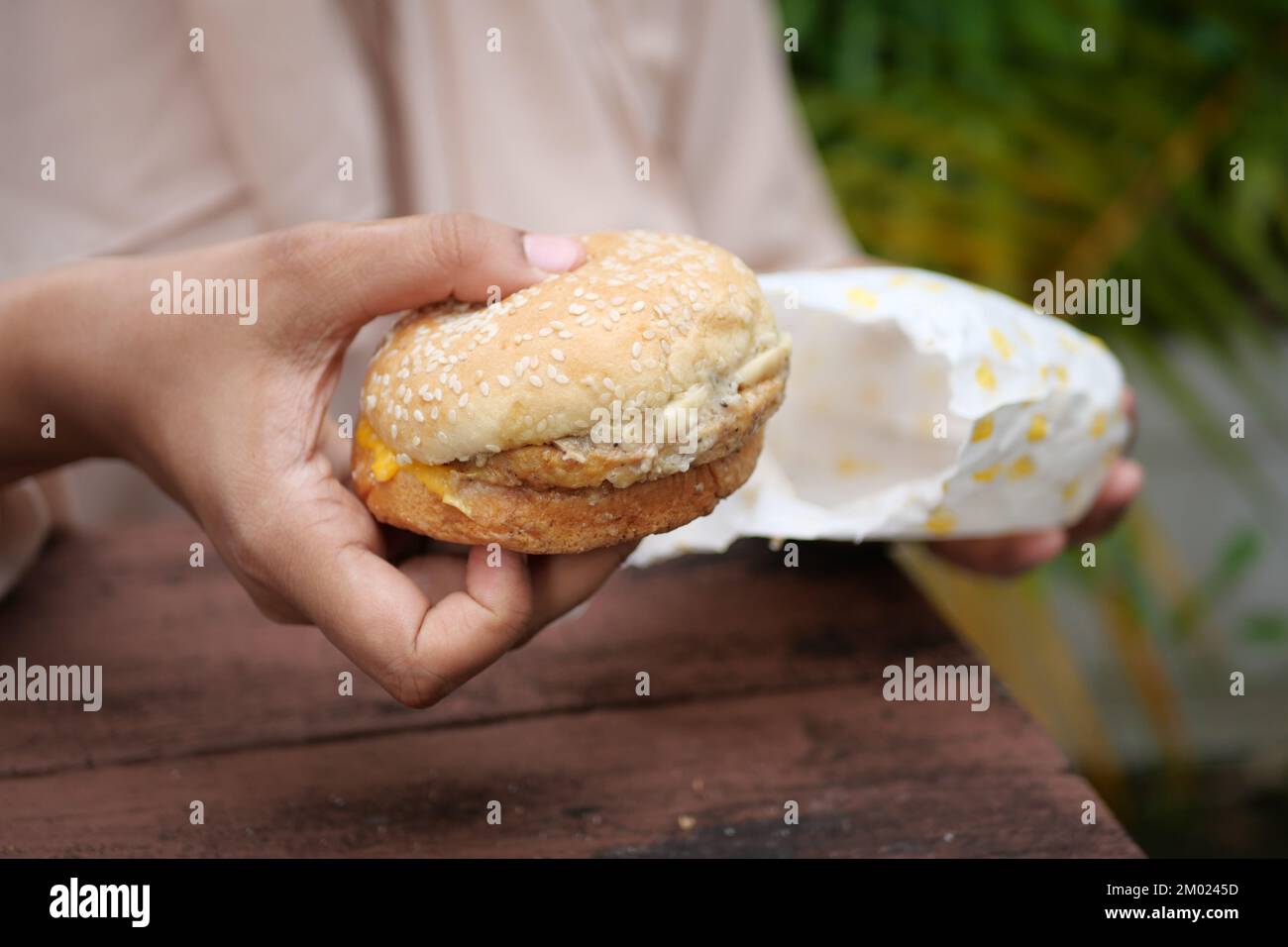 Women hand holding beef burger hi-res stock photography and images - Alamy