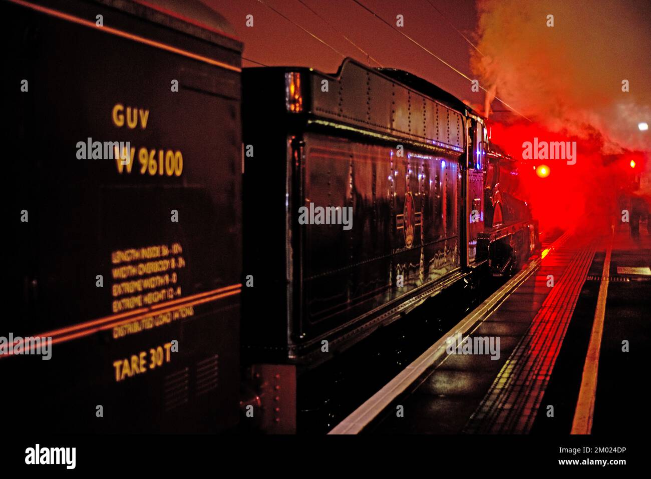 Castle Class Steam Locomotive No 7029 Clun Castle waiting to depart to ...