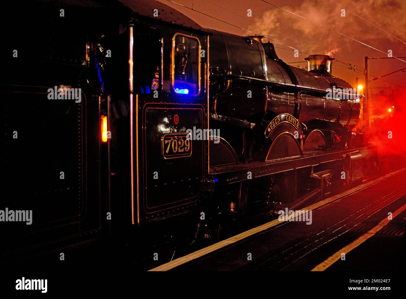 Castle Class Steam Locomotive No 7029 Clun Castle waiting to depart to ...