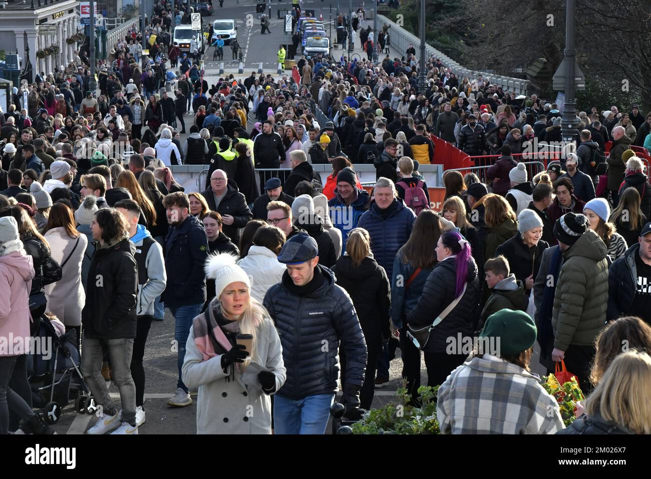 Edinburgh Scotland, UK 03 December 2022. Crowds and queue on Waverley ...