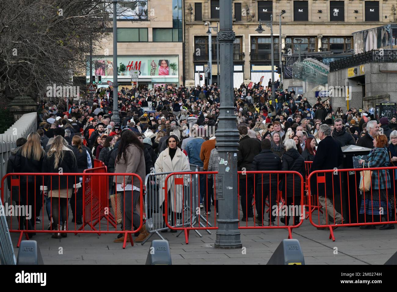 Edinburgh Scotland, UK 03 December 2022. Crowds and queue on Waverley ...