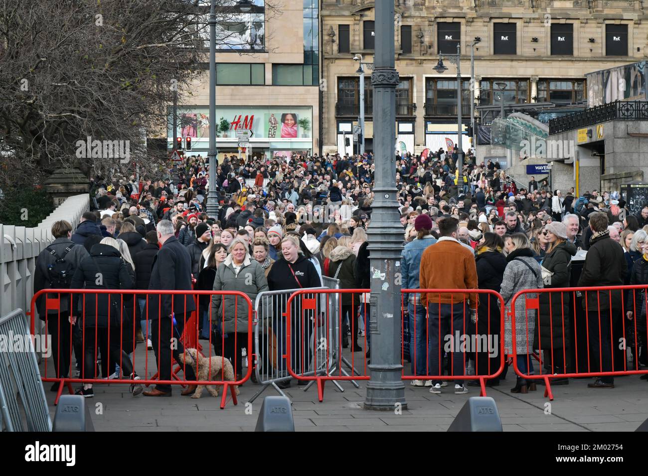 Edinburgh Scotland, UK 03 December 2022. Crowds and queue on Waverley ...