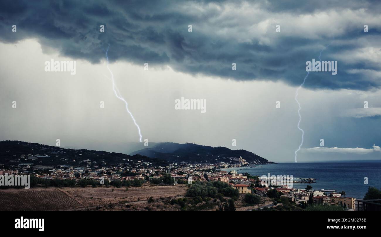 Thunder and lightning above city hi-res stock photography and images ...