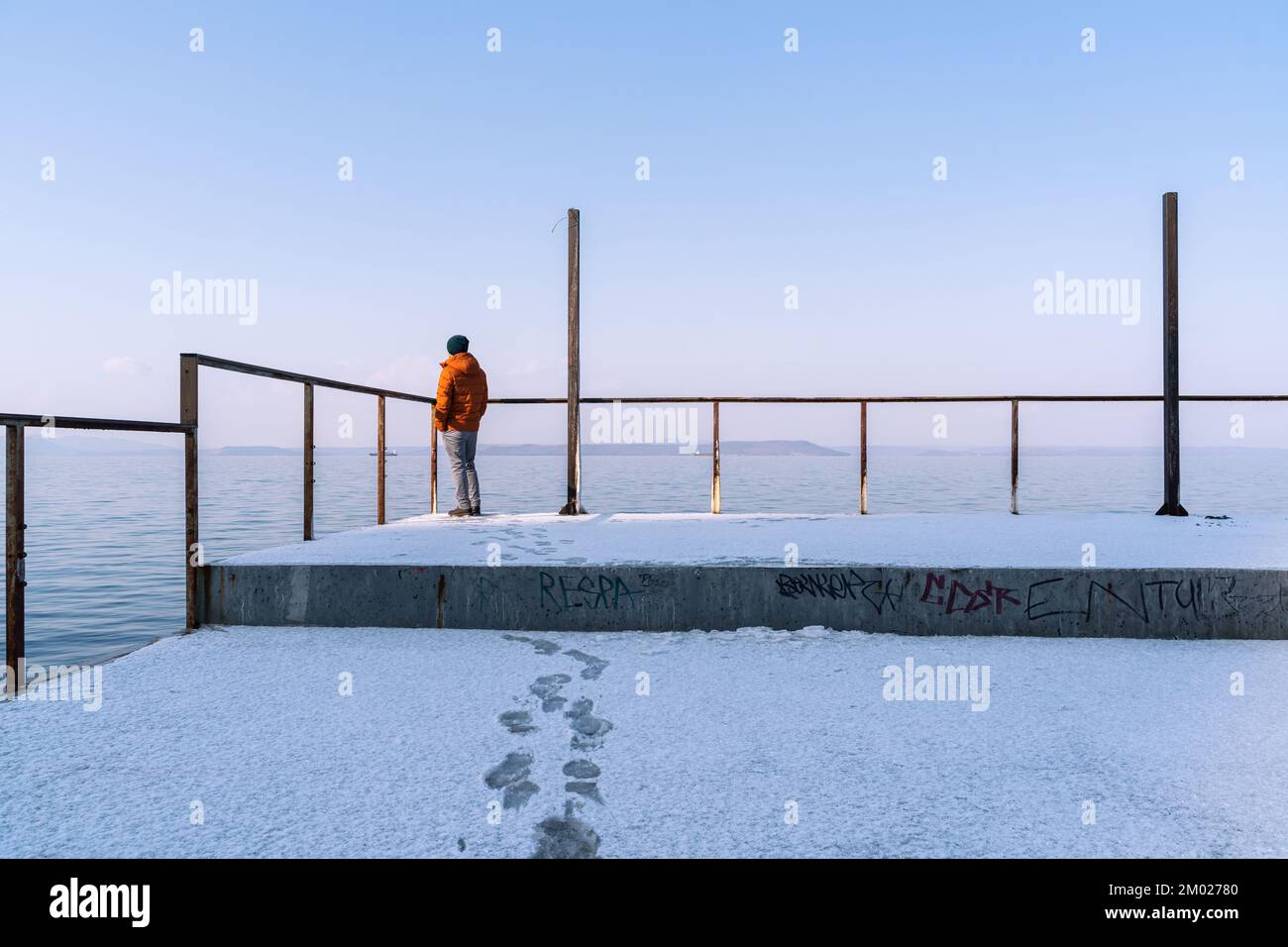 Vladivostok, Russia. 3rd Dec, 2022. A man enjoys seaside view on a snow ...