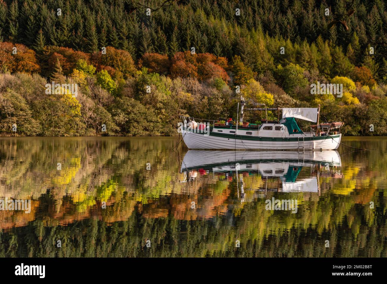 Boat on Loch Oich in the Great Glen in the highlands of Scotland Stock ...