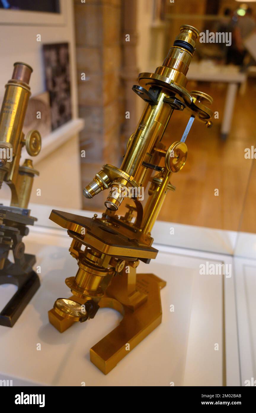 Antique light microscope hi-res stock photography and images - Alamy