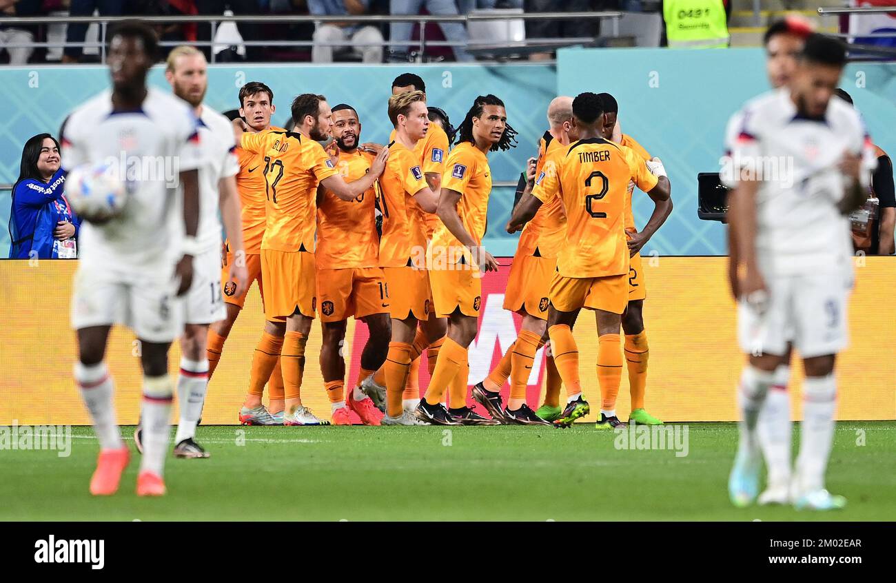 1:0 Tor, Jubel, v.l. Marten de Roon, Daley Blind, Torschuetze Memphis ...