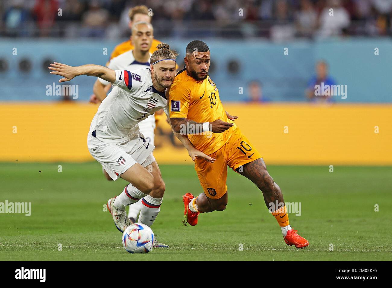 Memphis Depay da Holanda disputa o lance com Tim Ream do Estados Unidos ...