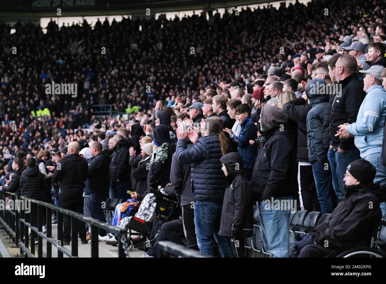 Cheering football fans sheffield hi-res stock photography and images ...