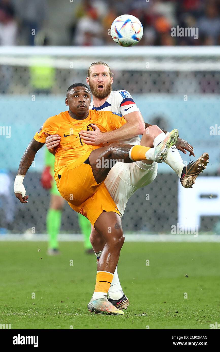 Doha, Qatar. 03rd Dec, 2022. Steven Bergwijn (L) of Netherlands in ...