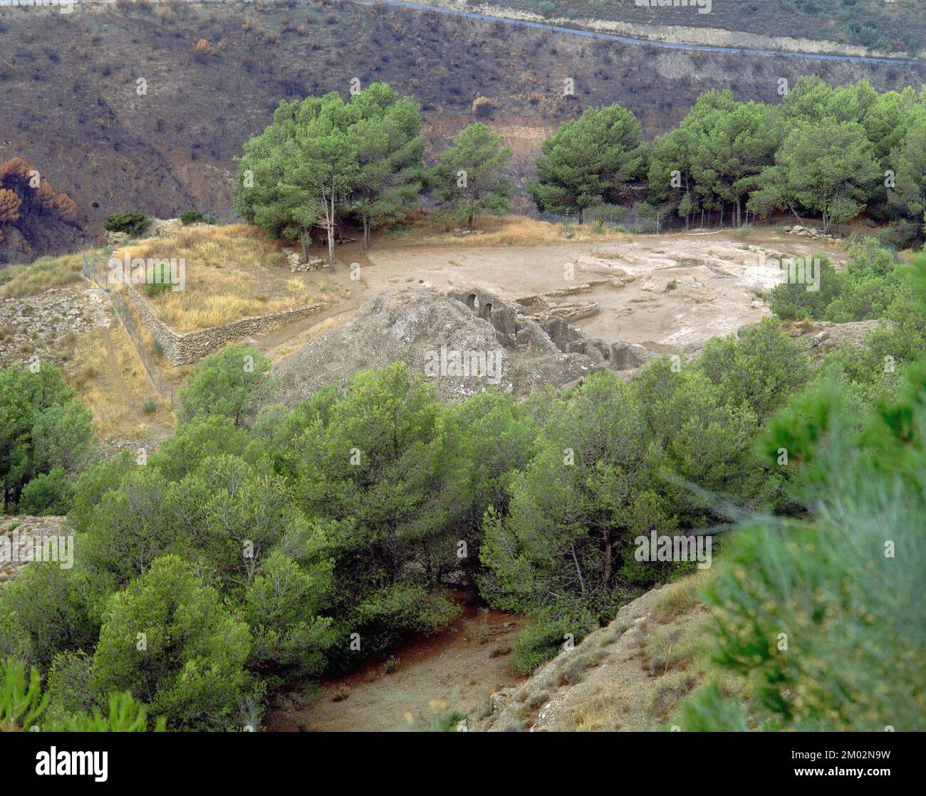 CIUDAD MOZARABE EXCAVADA EN LA MONTAÑA - RUINAS DE LA BASILICA - S IX/X ...