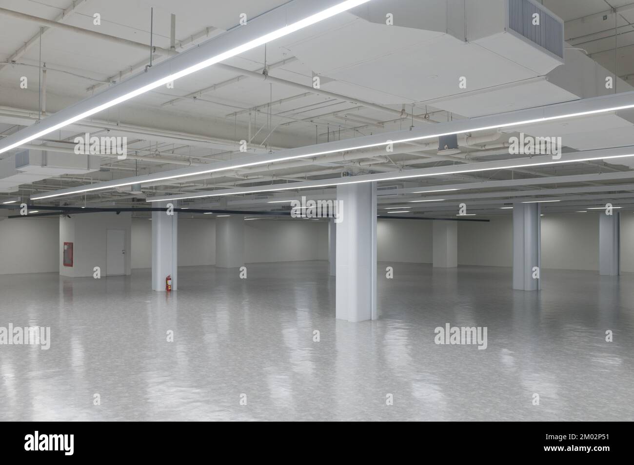 Empty white exhibition hall centre Stock Photo - Alamy