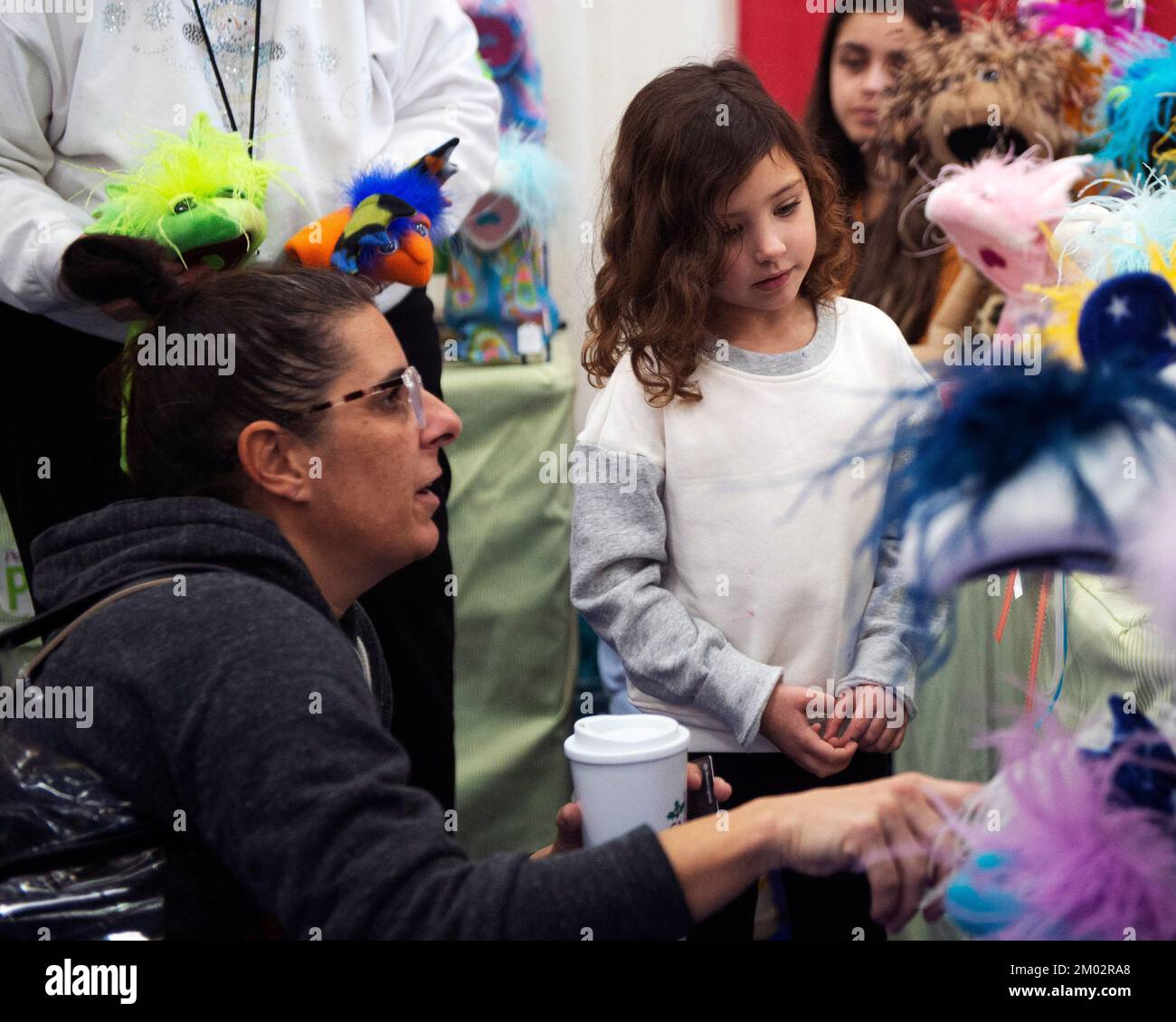 Hilliard, Ohio, USA. 3 December, 2022. Five year old Lydia Pellz (right ...