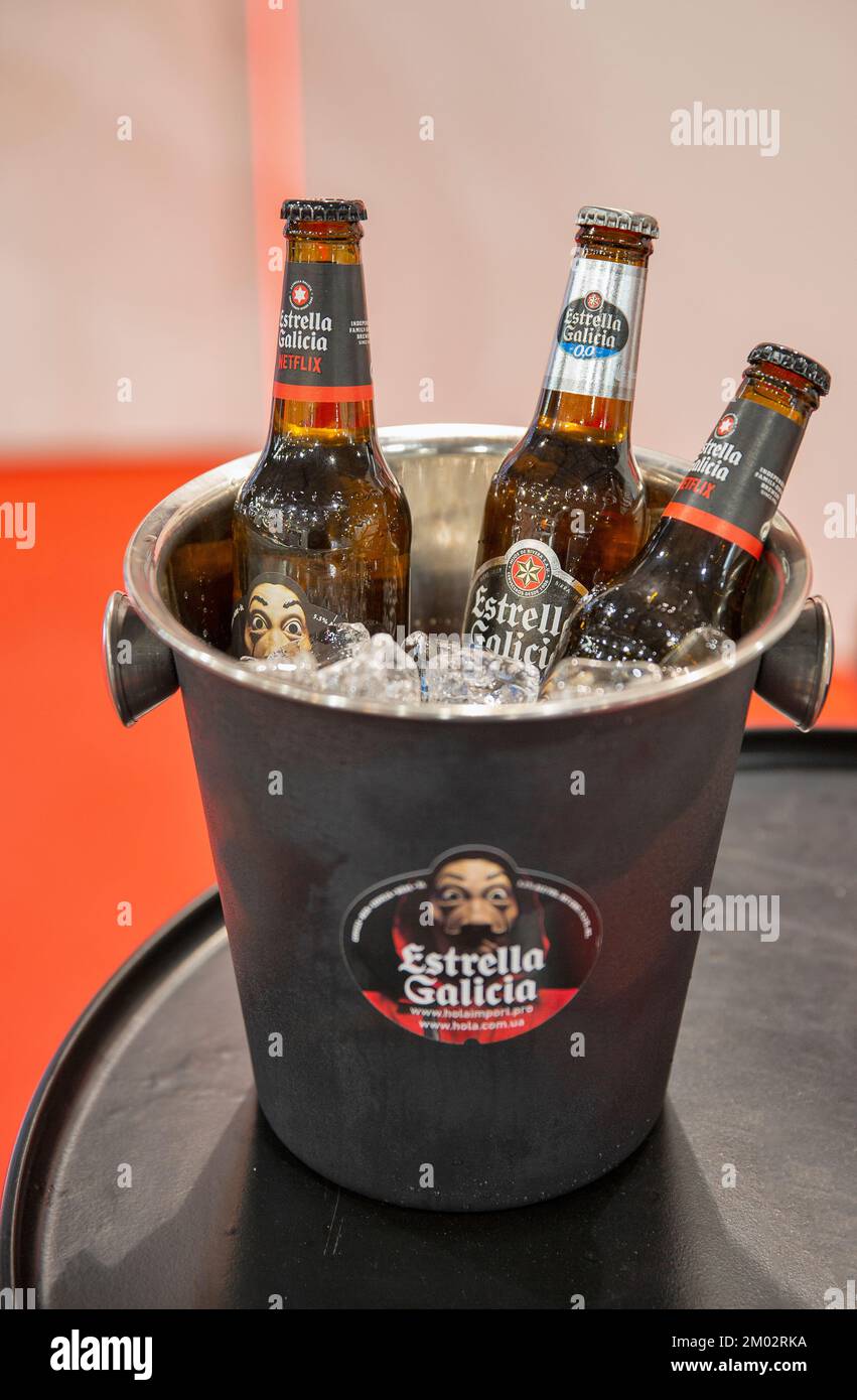 Estrella galicia glass hi-res stock photography and images - Alamy