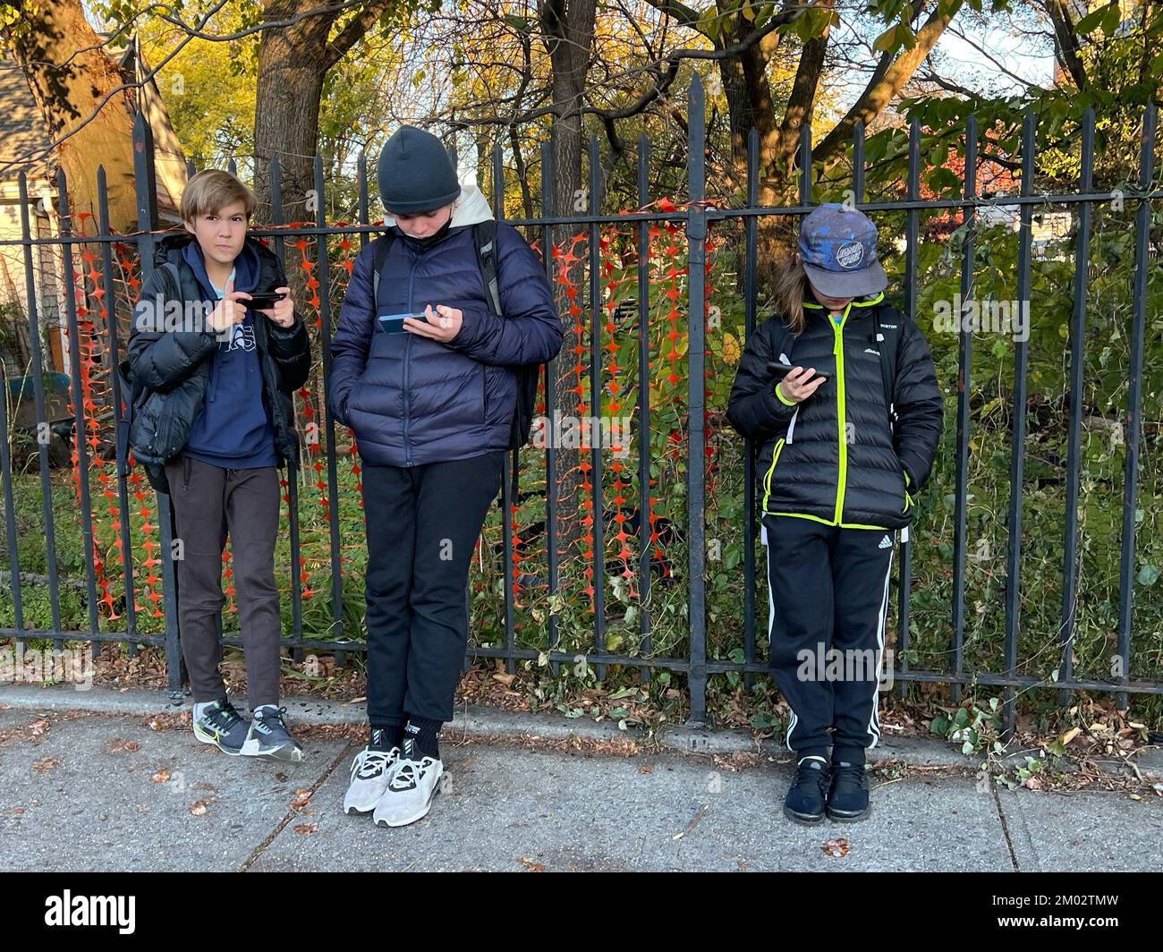 Kids school bus phone hi-res stock photography and images - Alamy