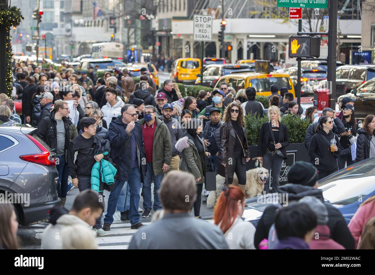 Black Friday crowds on 5th Avenue and 50th Street at Rockefeller Center ...
