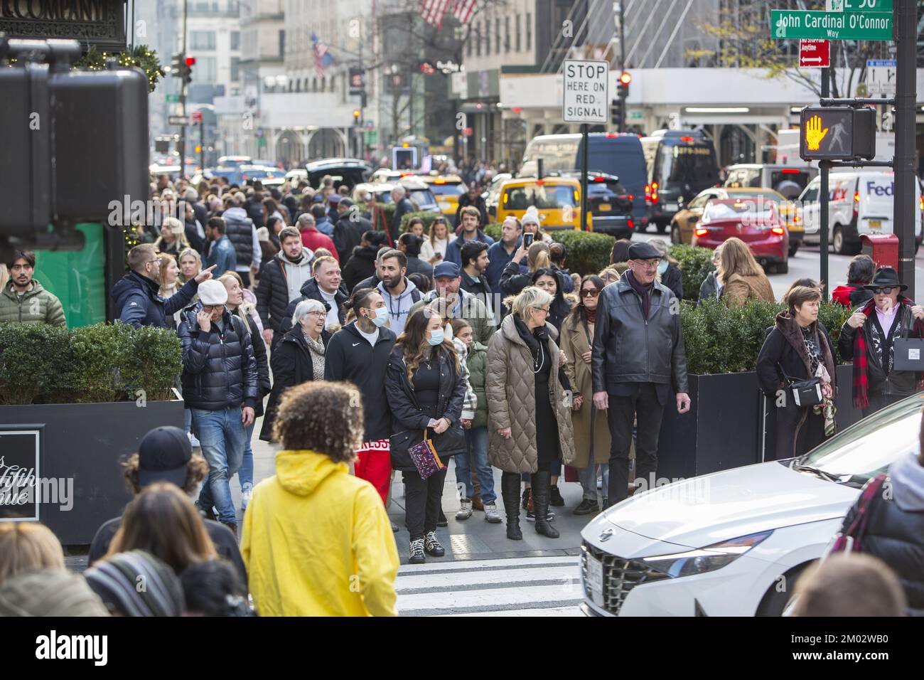 Black Friday crowds on 5th Avenue and 50th Street at Rockefeller Center ...